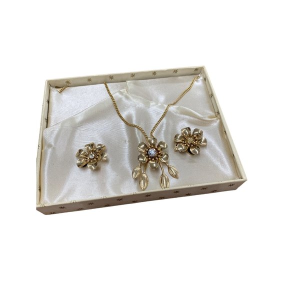 Jewelry | Vintage Gold Daisy Mcm Necklace Clip Earrings Metal | Poshmark